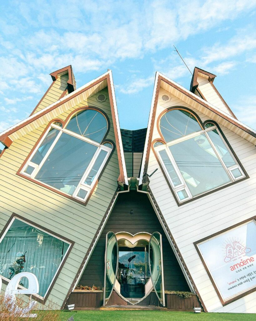 Amoene Cafe: A Topsy Turvy Cafe That Will Make You Question Reality