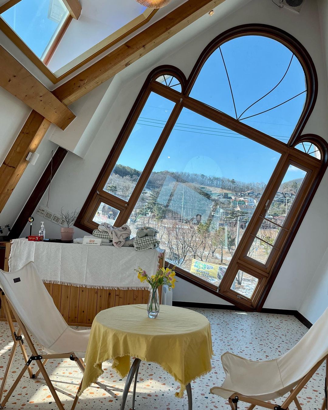 Amoene Cafe: A Topsy Turvy Cafe That Will Make You Question Reality