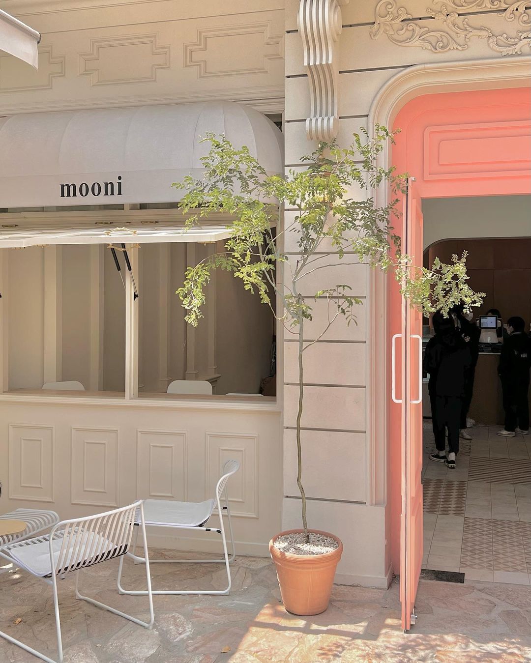 Mooni Cafe: A Dollhouse-esque Cafe That Will Make You Feel Like Barbie