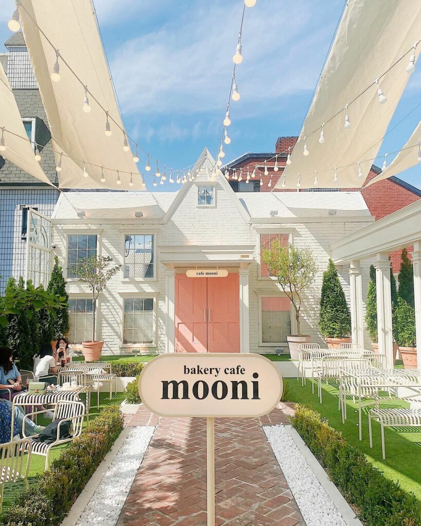 Mooni Cafe: A Dollhouse-esque Cafe That Will Make You Feel Like Barbie