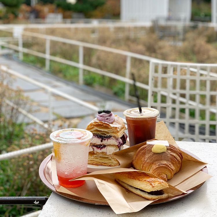 Mahogany Coffee: Cafe In Incheon Known As The Daisy Paradise
