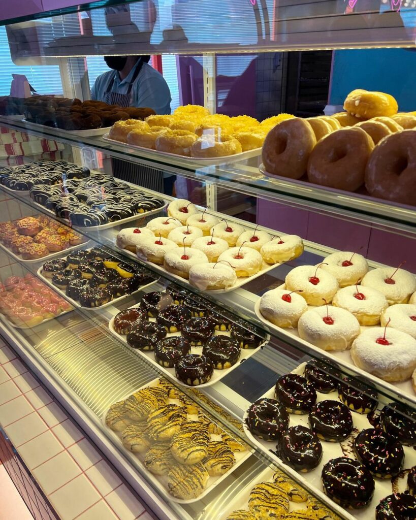 MalDdong Donut: Retro Meets Modern In An Eye-catching Dessert Cafe
