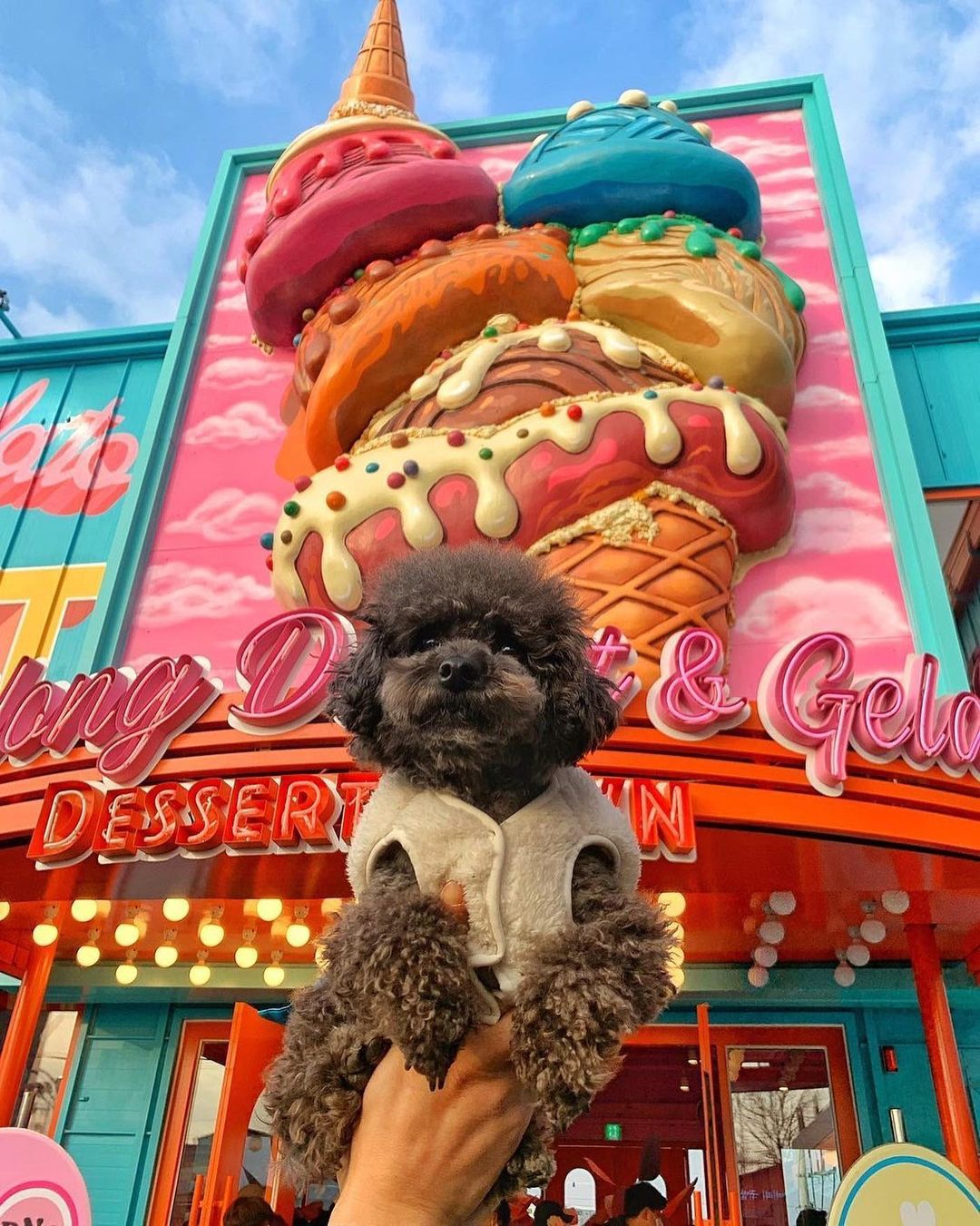 MalDdong Donut: Retro Meets Modern In An Eye-catching Dessert Cafe