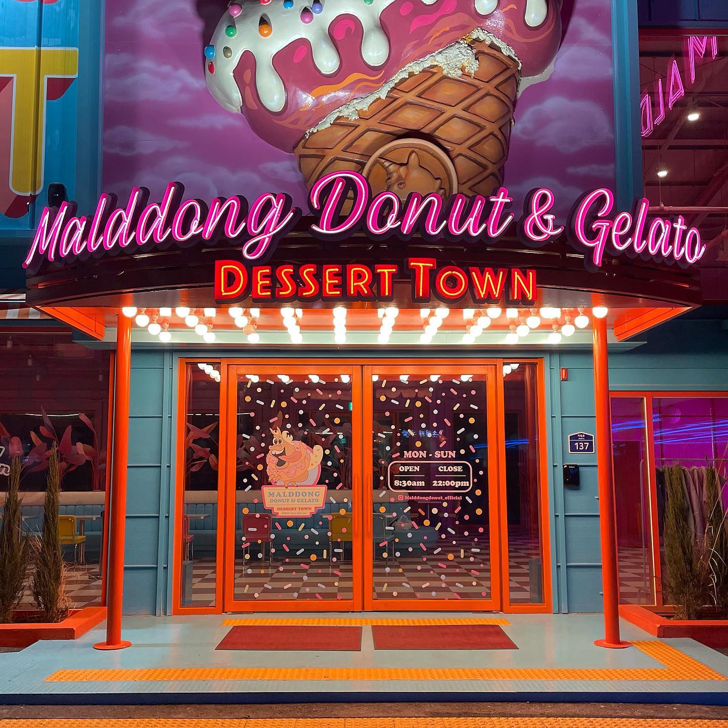 MalDdong Donut: Retro Meets Modern In An Eye-catching Dessert Cafe