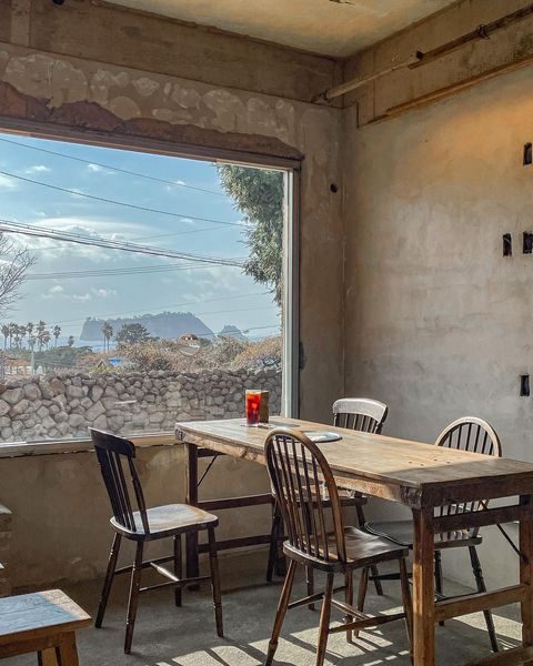 Mohen Coffee: Industrial-style Cafe That Looks Like A Construction Site