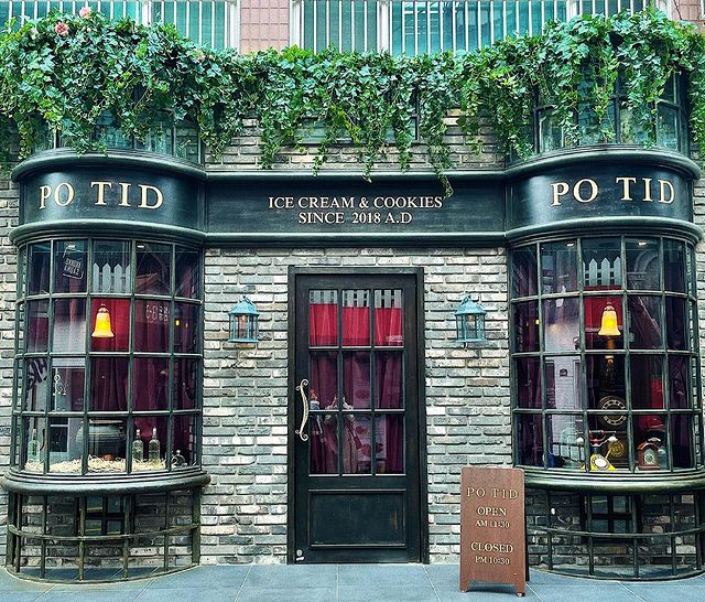 PO TID: A Cafe That Resembles Ollivander's Wand Shop In Harry Potter