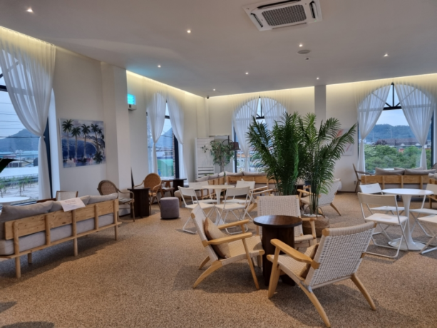 Viaggio: Cafe in Busan With Its Own Garden, Sheep & A Scenic River View