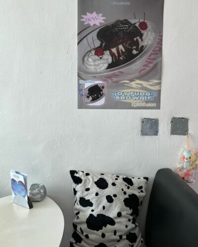 Ling Ling: Futuristic Cafe With Retro Cakes & Ice Cream Floats