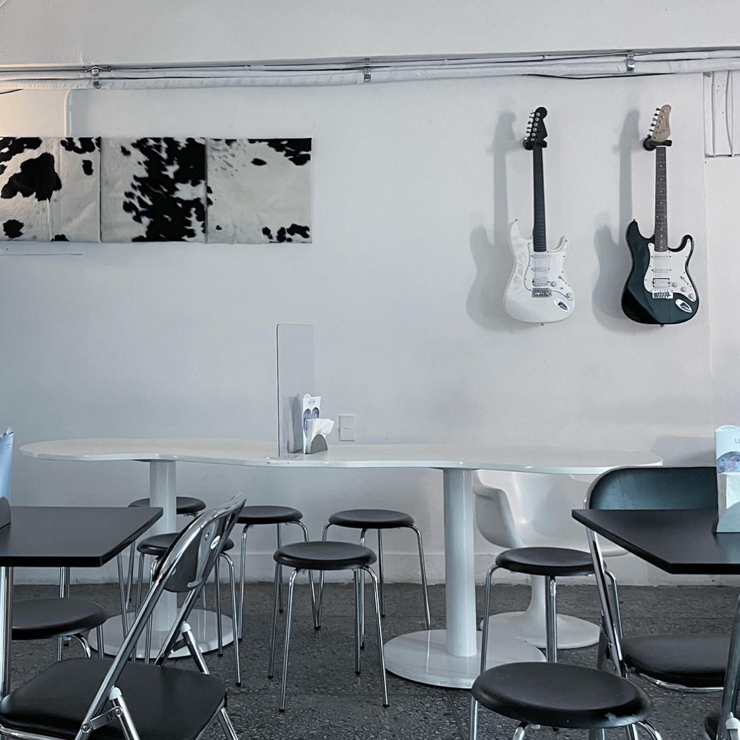 Ling Ling: Futuristic Cafe With Retro Cakes & Ice Cream Floats