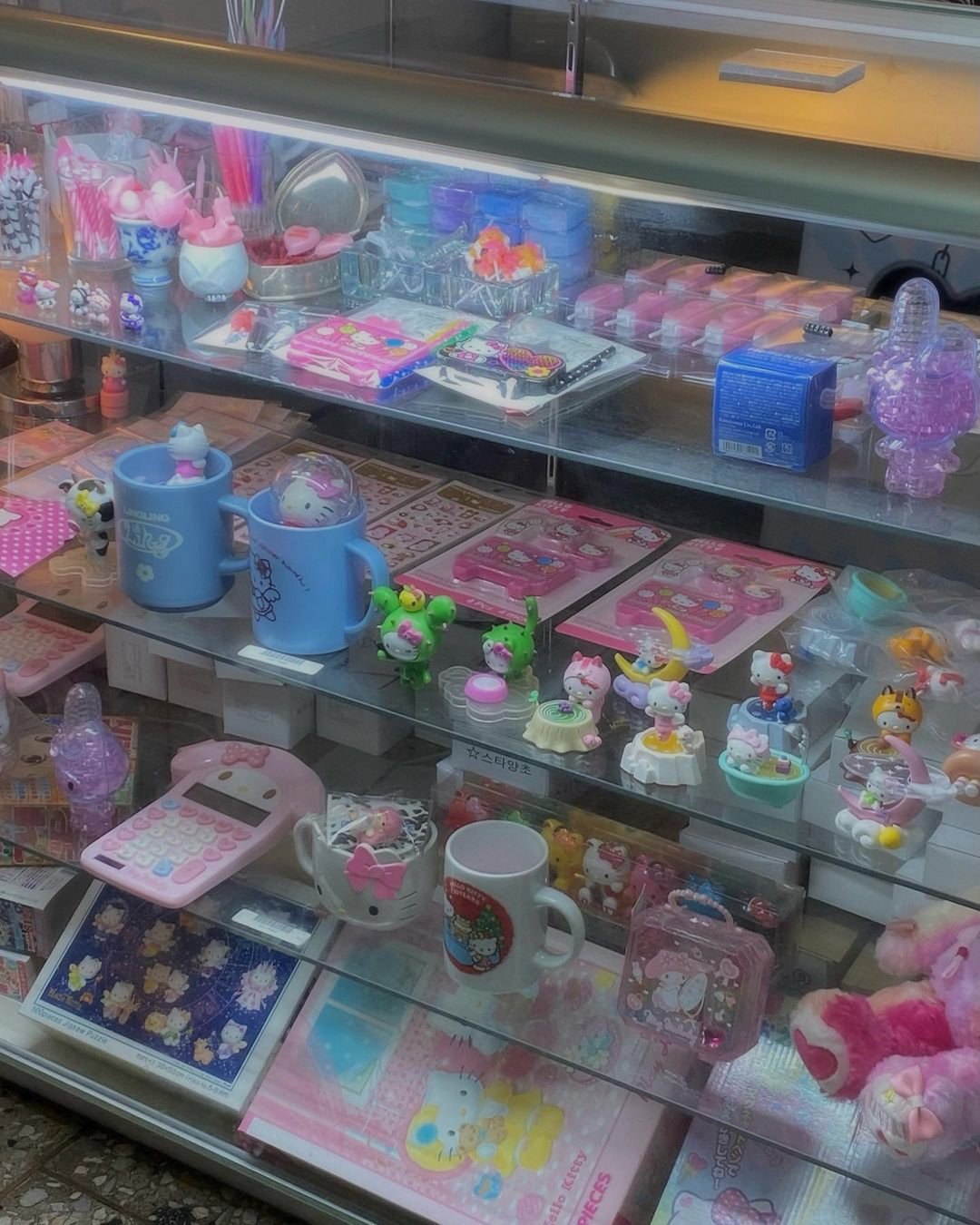 Ling Ling: Futuristic Cafe With Retro Cakes & Ice Cream Floats