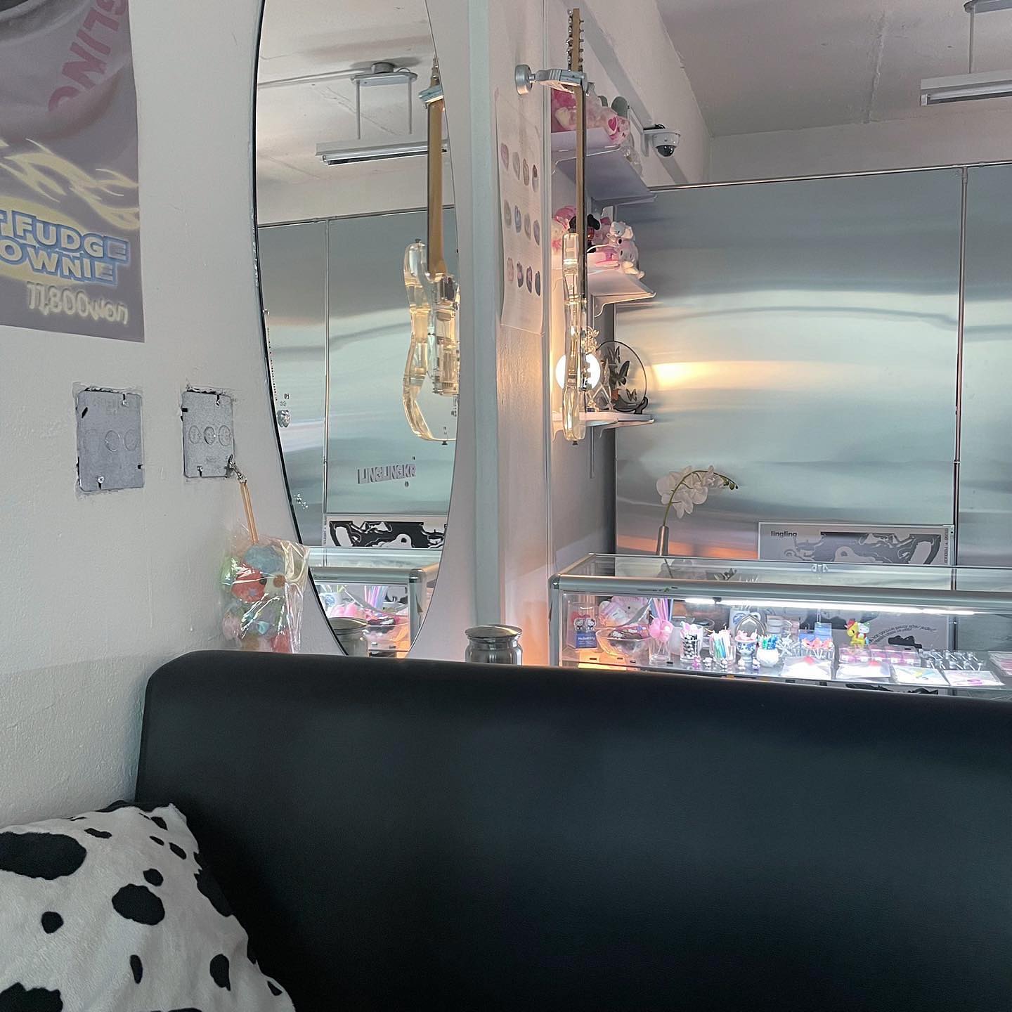 Ling Ling: Futuristic Cafe With Retro Cakes & Ice Cream Floats