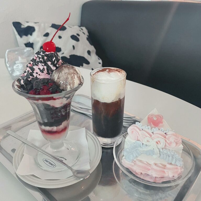 Ling Ling: Futuristic Cafe With Retro Cakes & Ice Cream Floats