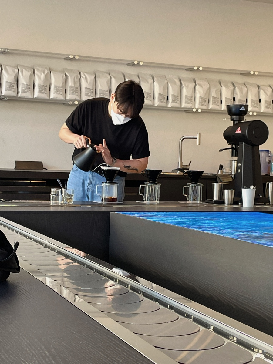 Gwehdo: Get Your Coffee Fix Delivered To You On A Conveyor Belt