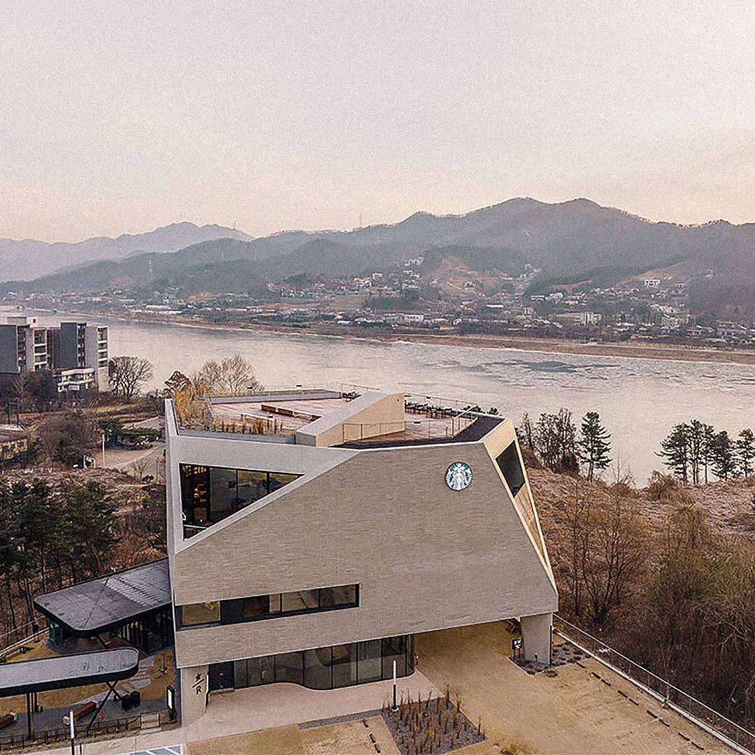 Korea’s 1st Dog-Friendly Starbucks Is 3 Storeys High & Has A Huge Lawn