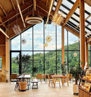 Kairos: Cafe With Floor-To-Ceiling Windows & A Beautiful Lake View